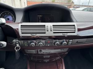 Black BMW 740 2007 in Riga, with an engine capacity of 4.00 L and mileage of 69 thousand km for 7490 €, photo 10 on AUTOMOTO.COM.LV