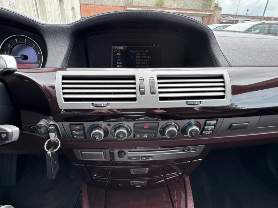 Black BMW 740 2007 in Riga, with an engine capacity of 4.00 L and mileage of 69 thousand km for 7490 €, photo 10 on AUTOMOTO.COM.LV