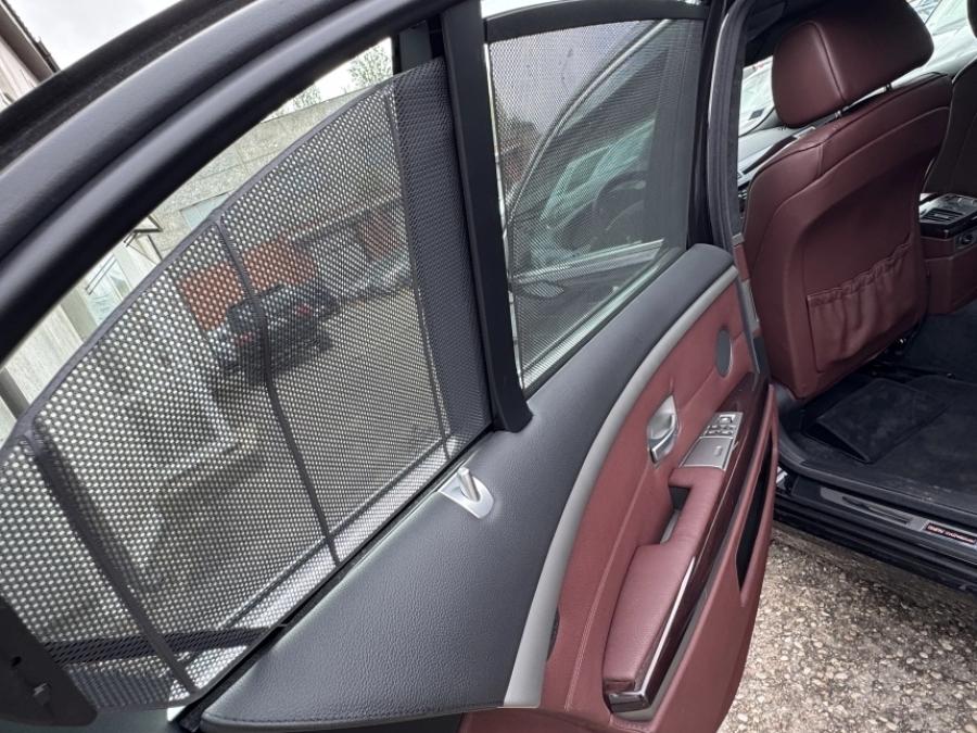 Black BMW 740 2007 in Riga, with an engine capacity of 4.00 L and mileage of 69 thousand km for 7490 €, photo 15 on AUTOMOTO.COM.LV