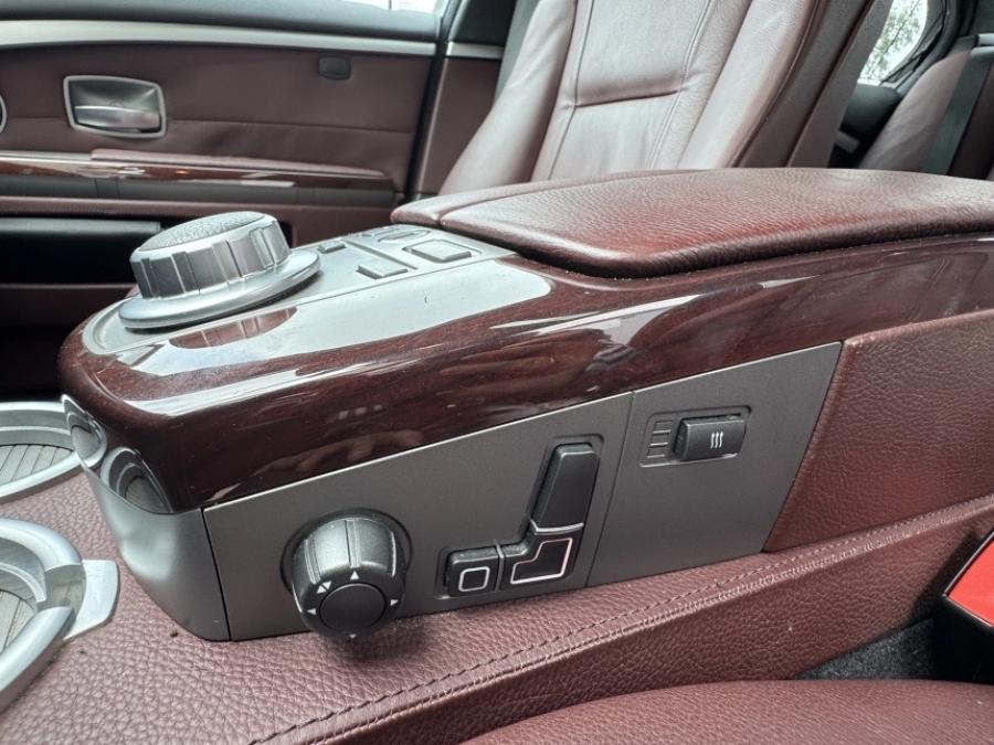 Black BMW 740 2007 in Riga, with an engine capacity of 4.00 L and mileage of 69 thousand km for 7490 €, photo 25 on AUTOMOTO.COM.LV