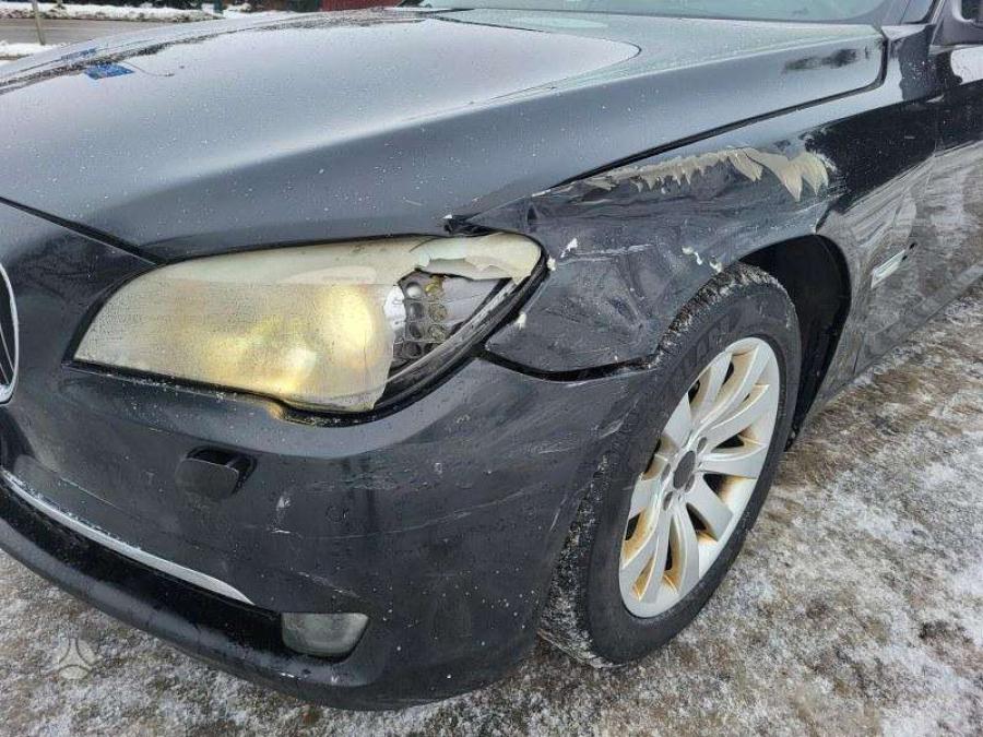 Black BMW 740 2009 in Kaunas, with an engine capacity of 2.99 L and mileage of 514 thousand km for 5450 €, photo 2 on AUTOMOTO.COM.LV