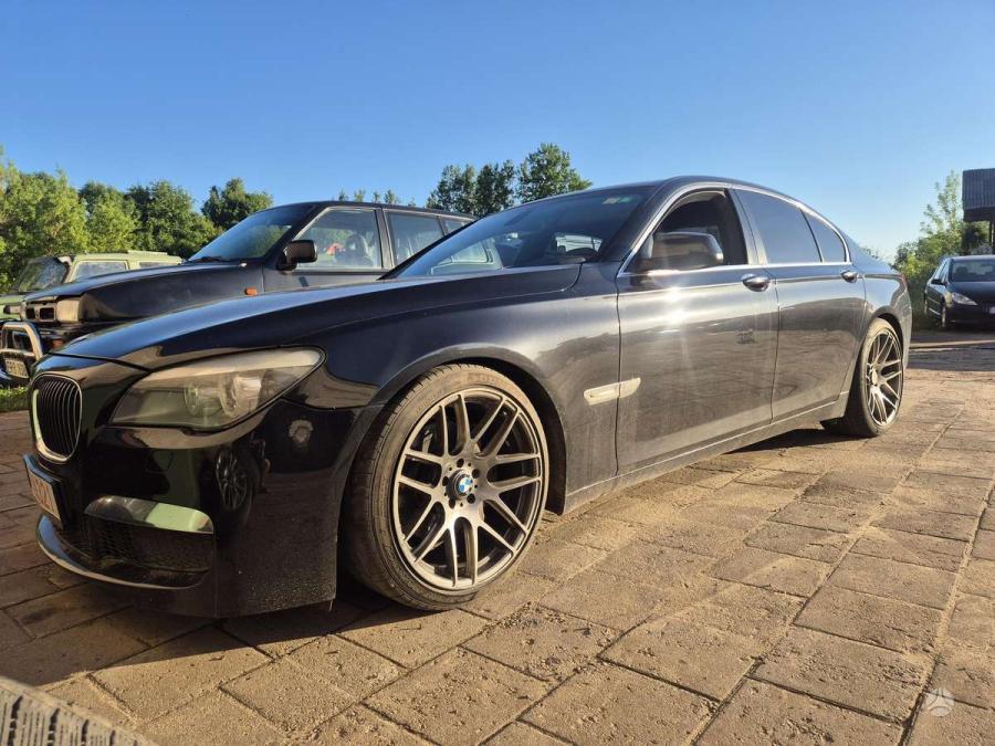Black BMW 740 2009 in Svencionys, with an engine capacity of 2.99 L and mileage of 316 thousand km for 6800 €, photo 1 on AUTOMOTO.COM.LV