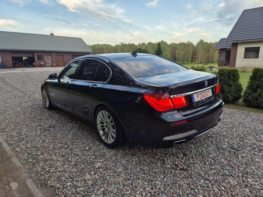 Black BMW 740 2009 in Svencionys, with an engine capacity of 2.99 L and mileage of 316 thousand km for 6800 €, photo 6 on AUTOMOTO.COM.LV