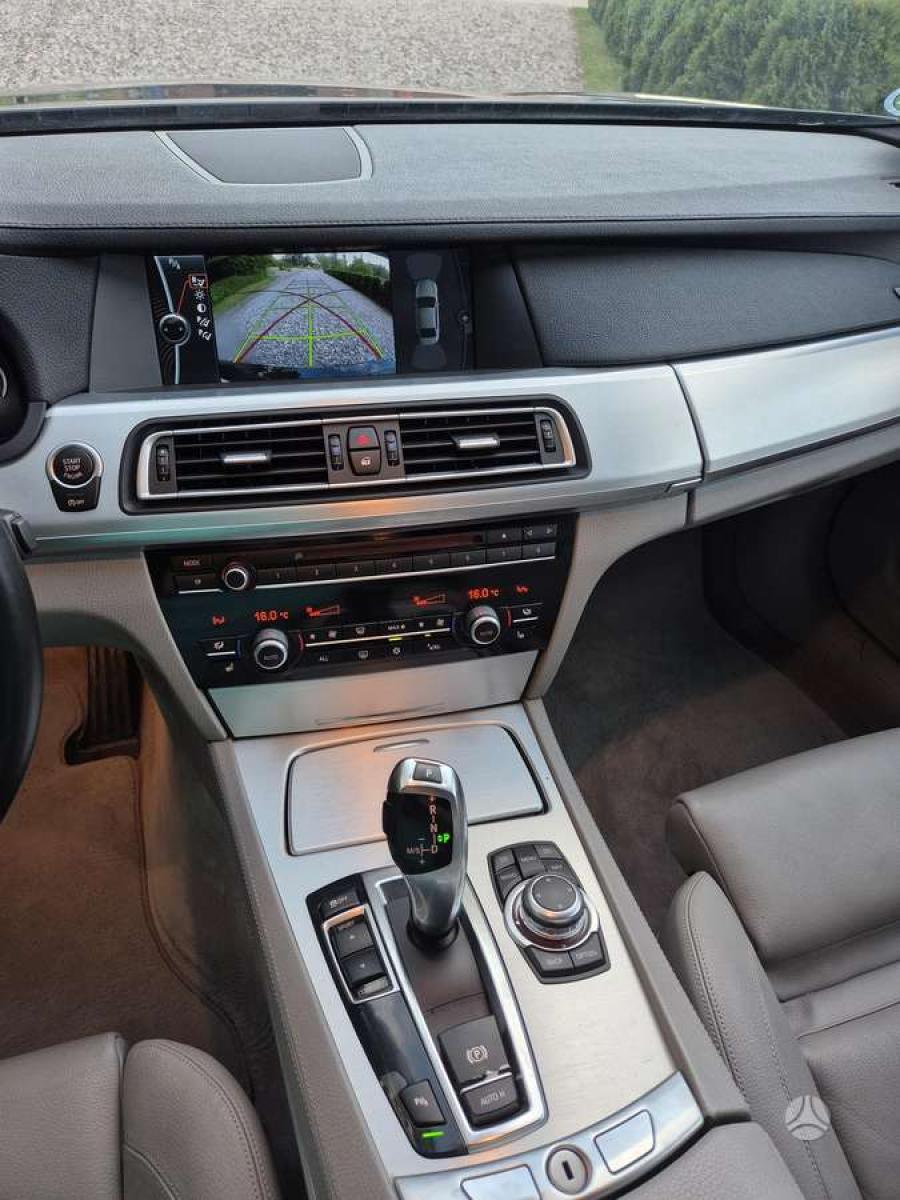 Black BMW 740 2009 in Svencionys, with an engine capacity of 2.99 L and mileage of 316 thousand km for 6800 €, photo 15 on AUTOMOTO.COM.LV