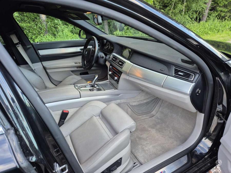 Black BMW 740 2009 in Svencionys, with an engine capacity of 2.99 L and mileage of 316 thousand km for 6800 €, photo 18 on AUTOMOTO.COM.LV