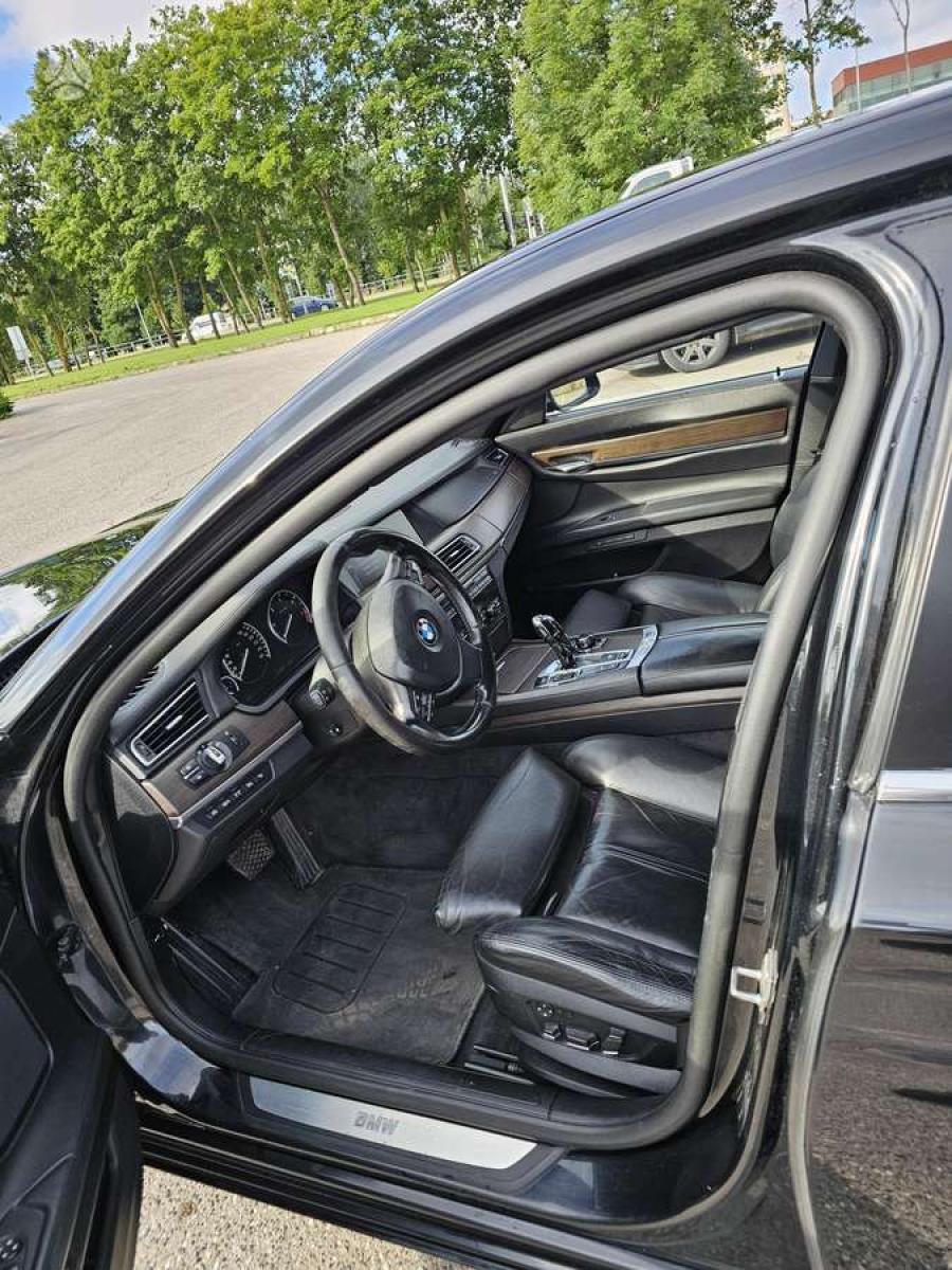 Black BMW 740 2009 in Klaipeda, with an engine capacity of 3.99 L and mileage of 276 thousand km for 11300 €, photo 5 on AUTOMOTO.COM.LV