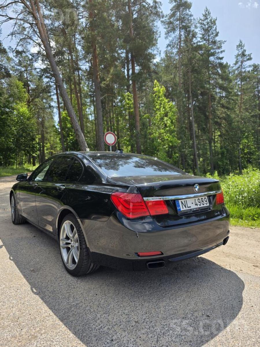 Black BMW 740 2010 in Riga, with an engine capacity of 3.00 L and mileage of 296 thousand km for 13500 €, photo 1 on AUTOMOTO.COM.LV