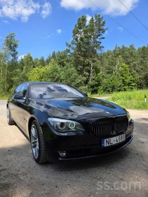 Black BMW 740 2010 in Riga, with an engine capacity of 3.00 L and mileage of 296 thousand km for 13500 €, photo 2 on AUTOMOTO.COM.LV