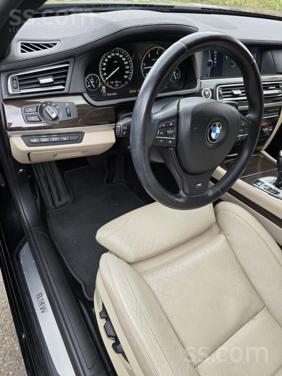 Black BMW 740 2010 in Riga, with an engine capacity of 3.00 L and mileage of 296 thousand km for 13500 €, photo 4 on AUTOMOTO.COM.LV