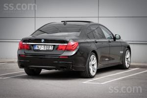 Black BMW 740 2010 in Riga, with an engine capacity of 3.00 L and mileage of 366 thousand km for 8995 €, photo 5 on AUTOMOTO.COM.LV