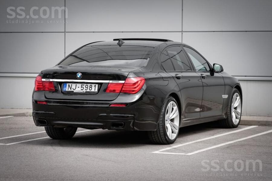 Black BMW 740 2010 in Riga, with an engine capacity of 3.00 L and mileage of 366 thousand km for 8995 €, photo 5 on AUTOMOTO.COM.LV
