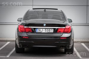 Black BMW 740 2010 in Riga, with an engine capacity of 3.00 L and mileage of 366 thousand km for 8995 €, photo 6 on AUTOMOTO.COM.LV