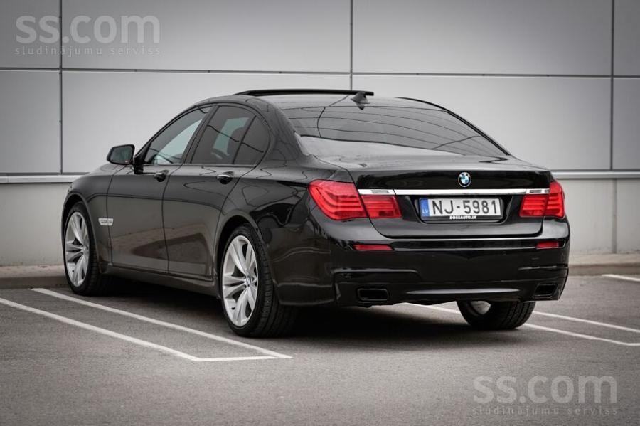 Black BMW 740 2010 in Riga, with an engine capacity of 3.00 L and mileage of 366 thousand km for 8995 €, photo 7 on AUTOMOTO.COM.LV