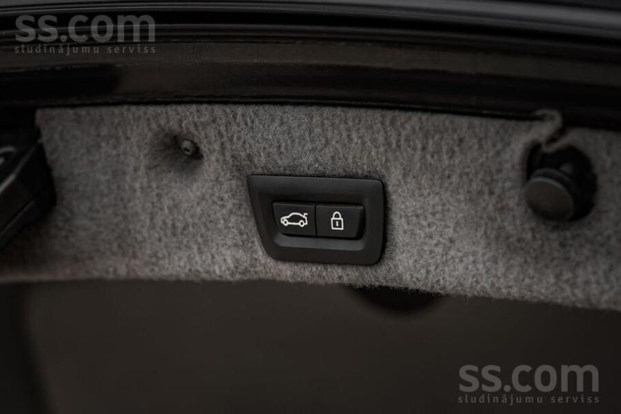 Black BMW 740 2010 in Riga, with an engine capacity of 3.00 L and mileage of 366 thousand km for 8995 €, photo 9 on AUTOMOTO.COM.LV