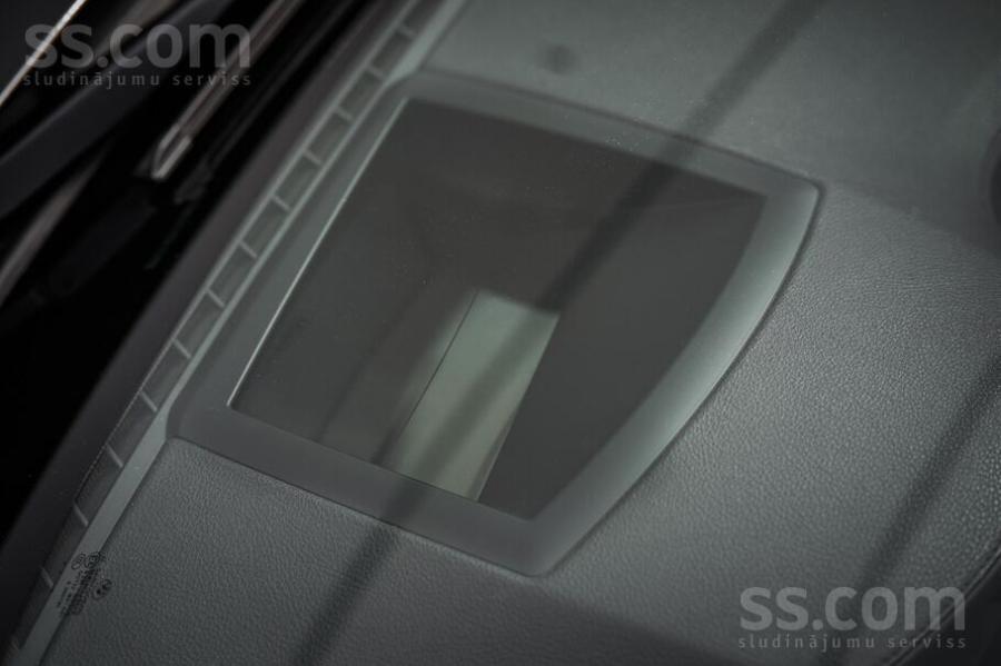 Black BMW 740 2010 in Riga, with an engine capacity of 3.00 L and mileage of 366 thousand km for 8995 €, photo 11 on AUTOMOTO.COM.LV