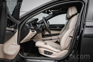 Black BMW 740 2010 in Riga, with an engine capacity of 3.00 L and mileage of 366 thousand km for 8995 €, photo 12 on AUTOMOTO.COM.LV