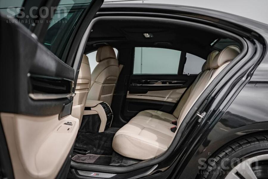 Black BMW 740 2010 in Riga, with an engine capacity of 3.00 L and mileage of 366 thousand km for 8995 €, photo 15 on AUTOMOTO.COM.LV