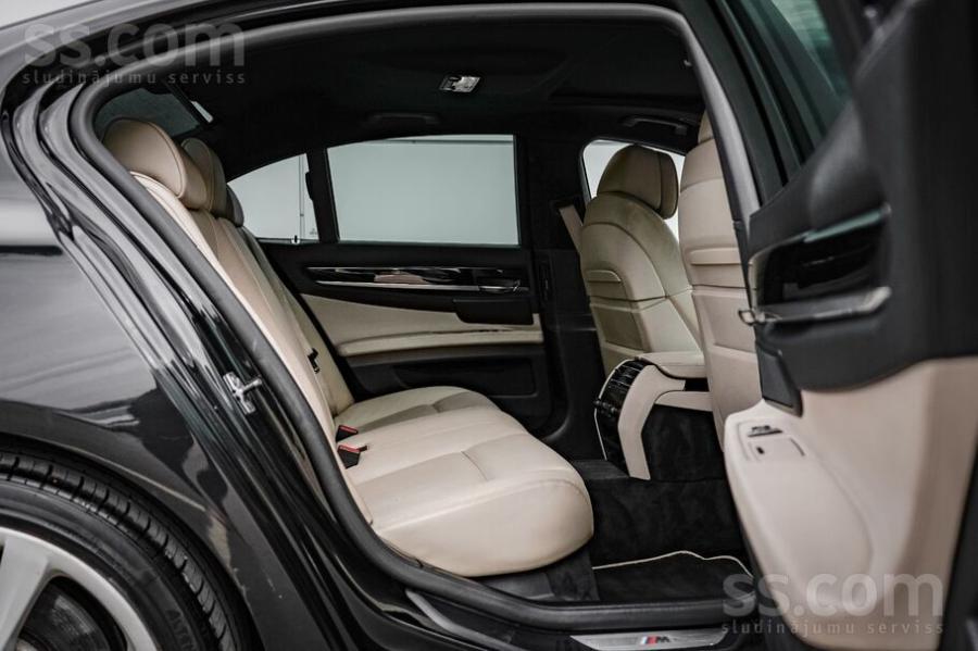 Black BMW 740 2010 in Riga, with an engine capacity of 3.00 L and mileage of 366 thousand km for 8995 €, photo 16 on AUTOMOTO.COM.LV