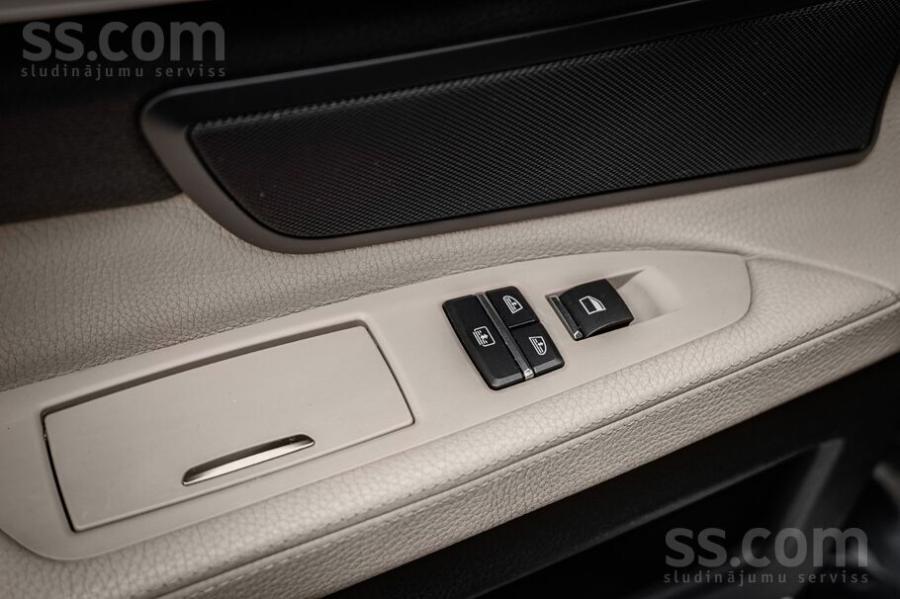 Black BMW 740 2010 in Riga, with an engine capacity of 3.00 L and mileage of 366 thousand km for 8995 €, photo 17 on AUTOMOTO.COM.LV