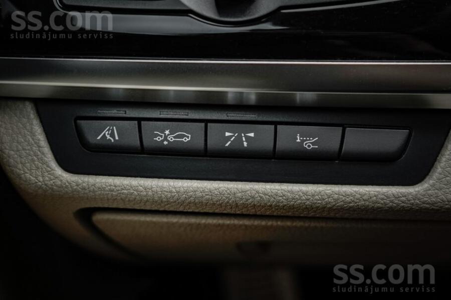 Black BMW 740 2010 in Riga, with an engine capacity of 3.00 L and mileage of 366 thousand km for 8995 €, photo 30 on AUTOMOTO.COM.LV