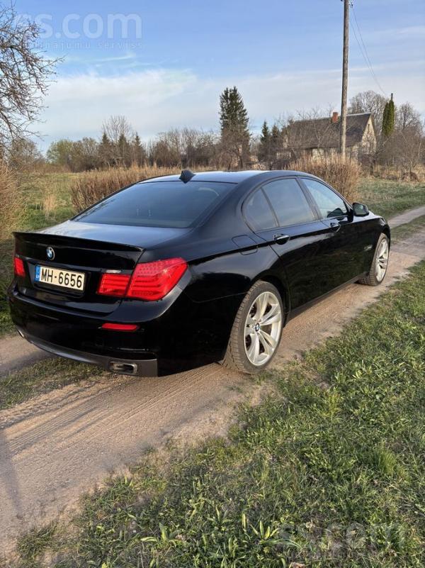 Black BMW 740 2010 in Rezekne, with an engine capacity of 3.00 L and mileage of 405 thousand km for 8350 €, photo 4 on AUTOMOTO.COM.LV