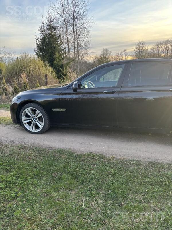 Black BMW 740 2010 in Rezekne, with an engine capacity of 3.00 L and mileage of 405 thousand km for 8350 €, photo 7 on AUTOMOTO.COM.LV