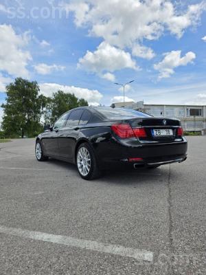 Black BMW 740 2010 in Riga, with an engine capacity of 3.00 L and mileage of 291 thousand km for 11500 €, photo 3 on AUTOMOTO.COM.LV