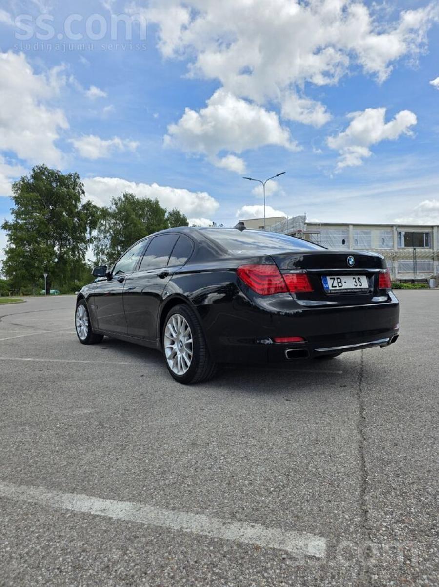 Black BMW 740 2010 in Riga, with an engine capacity of 3.00 L and mileage of 291 thousand km for 11500 €, photo 3 on AUTOMOTO.COM.LV