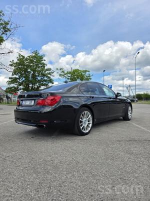 Black BMW 740 2010 in Riga, with an engine capacity of 3.00 L and mileage of 291 thousand km for 11500 €, photo 4 on AUTOMOTO.COM.LV