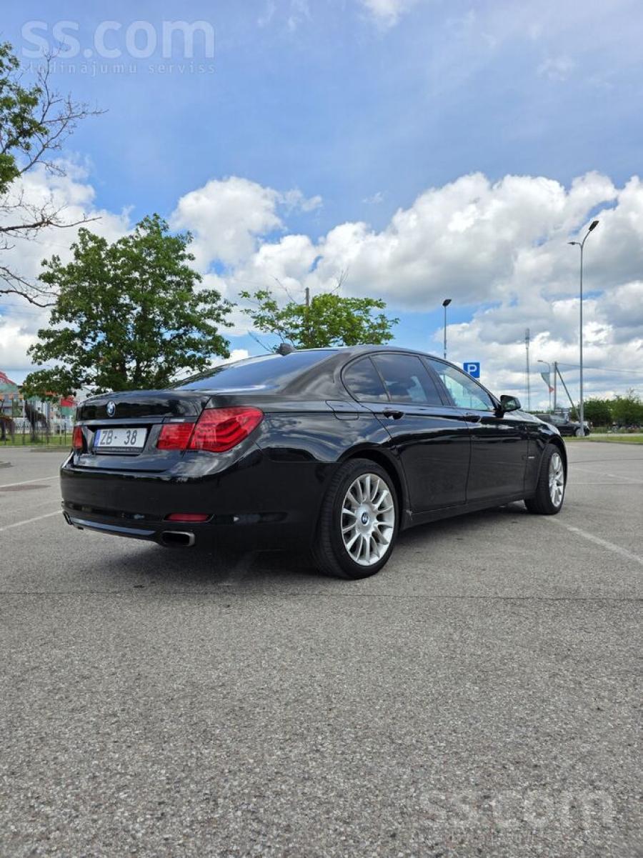 Black BMW 740 2010 in Riga, with an engine capacity of 3.00 L and mileage of 291 thousand km for 11500 €, photo 4 on AUTOMOTO.COM.LV