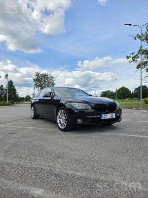 Black BMW 740 2010 in Riga, with an engine capacity of 3.00 L and mileage of 291 thousand km for 11500 €, photo 5 on AUTOMOTO.COM.LV