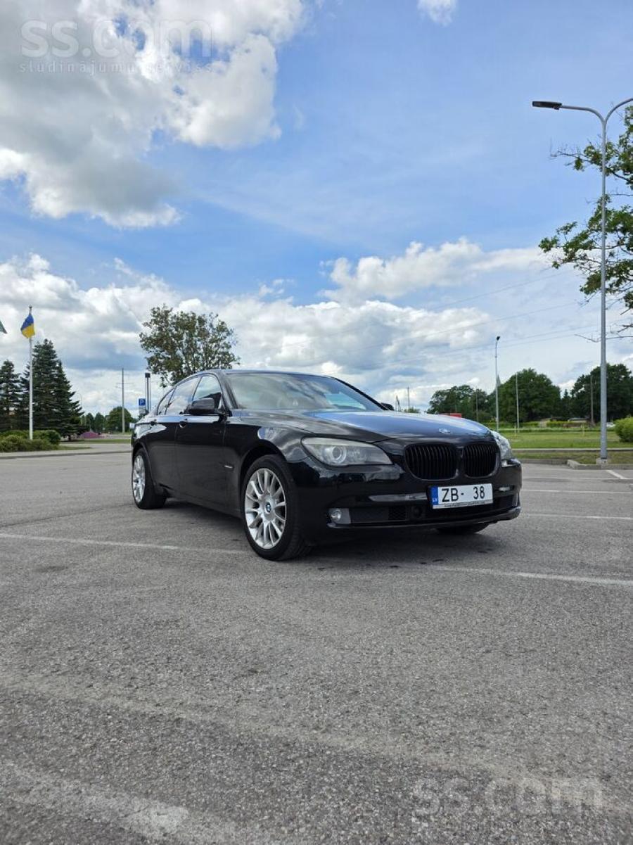 Black BMW 740 2010 in Riga, with an engine capacity of 3.00 L and mileage of 291 thousand km for 11500 €, photo 5 on AUTOMOTO.COM.LV