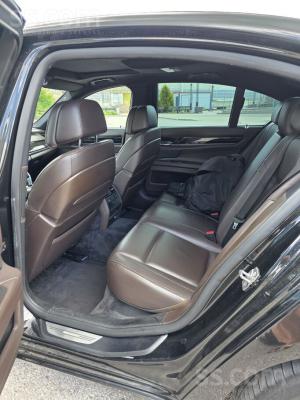 Black BMW 740 2010 in Riga, with an engine capacity of 3.00 L and mileage of 291 thousand km for 11500 €, photo 7 on AUTOMOTO.COM.LV