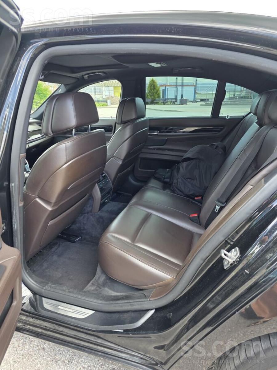 Black BMW 740 2010 in Riga, with an engine capacity of 3.00 L and mileage of 291 thousand km for 11500 €, photo 7 on AUTOMOTO.COM.LV