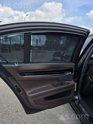 Black BMW 740 2010 in Riga, with an engine capacity of 3.00 L and mileage of 291 thousand km for 11500 €, photo 9 on AUTOMOTO.COM.LV