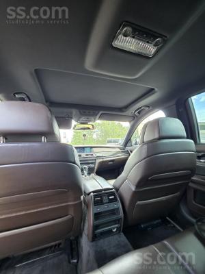 Black BMW 740 2010 in Riga, with an engine capacity of 3.00 L and mileage of 291 thousand km for 11500 €, photo 11 on AUTOMOTO.COM.LV