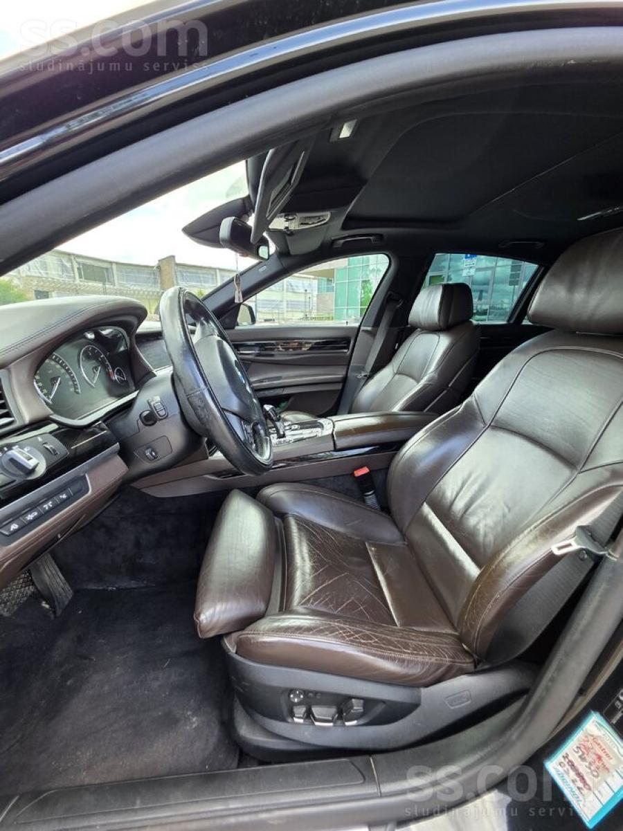 Black BMW 740 2010 in Riga, with an engine capacity of 3.00 L and mileage of 291 thousand km for 11500 €, photo 12 on AUTOMOTO.COM.LV