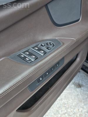 Black BMW 740 2010 in Riga, with an engine capacity of 3.00 L and mileage of 291 thousand km for 11500 €, photo 13 on AUTOMOTO.COM.LV