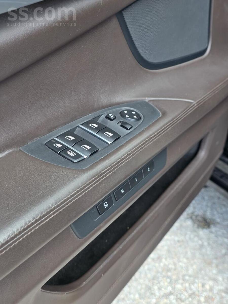 Black BMW 740 2010 in Riga, with an engine capacity of 3.00 L and mileage of 291 thousand km for 11500 €, photo 13 on AUTOMOTO.COM.LV