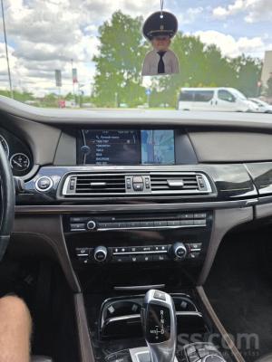 Black BMW 740 2010 in Riga, with an engine capacity of 3.00 L and mileage of 291 thousand km for 11500 €, photo 14 on AUTOMOTO.COM.LV