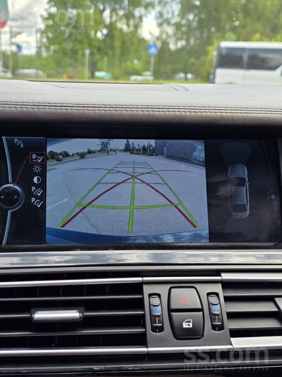 Black BMW 740 2010 in Riga, with an engine capacity of 3.00 L and mileage of 291 thousand km for 11500 €, photo 17 on AUTOMOTO.COM.LV