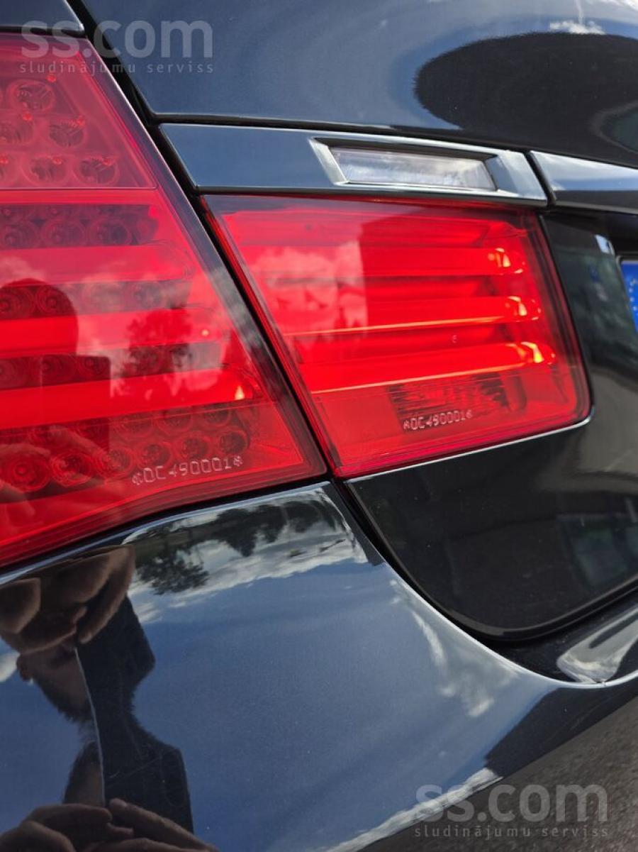 Black BMW 740 2010 in Riga, with an engine capacity of 3.00 L and mileage of 291 thousand km for 11500 €, photo 20 on AUTOMOTO.COM.LV