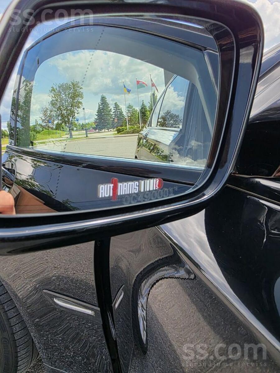 Black BMW 740 2010 in Riga, with an engine capacity of 3.00 L and mileage of 291 thousand km for 11500 €, photo 23 on AUTOMOTO.COM.LV
