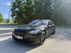 Black BMW 740 2010 in Riga, with an engine capacity of 3.00 L and mileage of 267 thousand km for 9500 €, photo 3 on AUTOMOTO.COM.LV