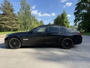 Black BMW 740 2010 in Riga, with an engine capacity of 3.00 L and mileage of 267 thousand km for 9500 €, photo 4 on AUTOMOTO.COM.LV