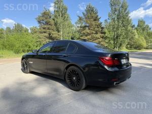 Black BMW 740 2010 in Riga, with an engine capacity of 3.00 L and mileage of 267 thousand km for 9500 €, photo 5 on AUTOMOTO.COM.LV