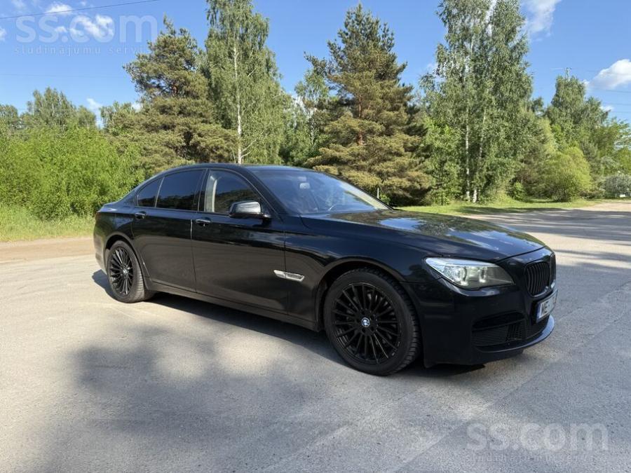 Black BMW 740 2010 in Riga, with an engine capacity of 3.00 L and mileage of 267 thousand km for 9500 €, photo 9 on AUTOMOTO.COM.LV