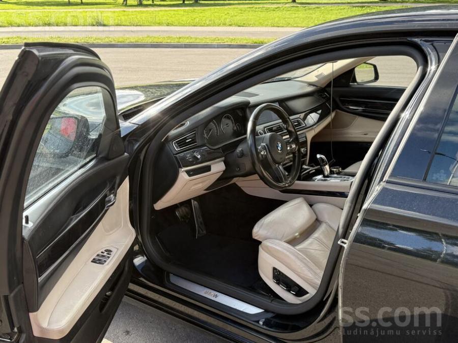 Black BMW 740 2010 in Riga, with an engine capacity of 3.00 L and mileage of 267 thousand km for 9500 €, photo 10 on AUTOMOTO.COM.LV