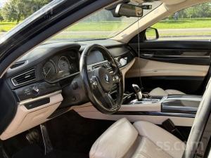 Black BMW 740 2010 in Riga, with an engine capacity of 3.00 L and mileage of 267 thousand km for 9500 €, photo 11 on AUTOMOTO.COM.LV