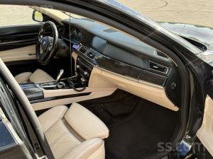 Black BMW 740 2010 in Riga, with an engine capacity of 3.00 L and mileage of 267 thousand km for 9500 €, photo 12 on AUTOMOTO.COM.LV